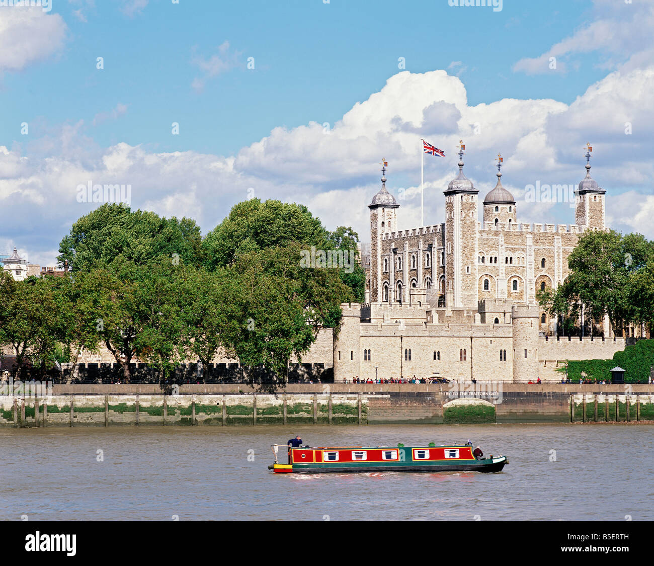 GB TOWER OF LONDON RIVER THAMES BOAT Stock Photo - Alamy