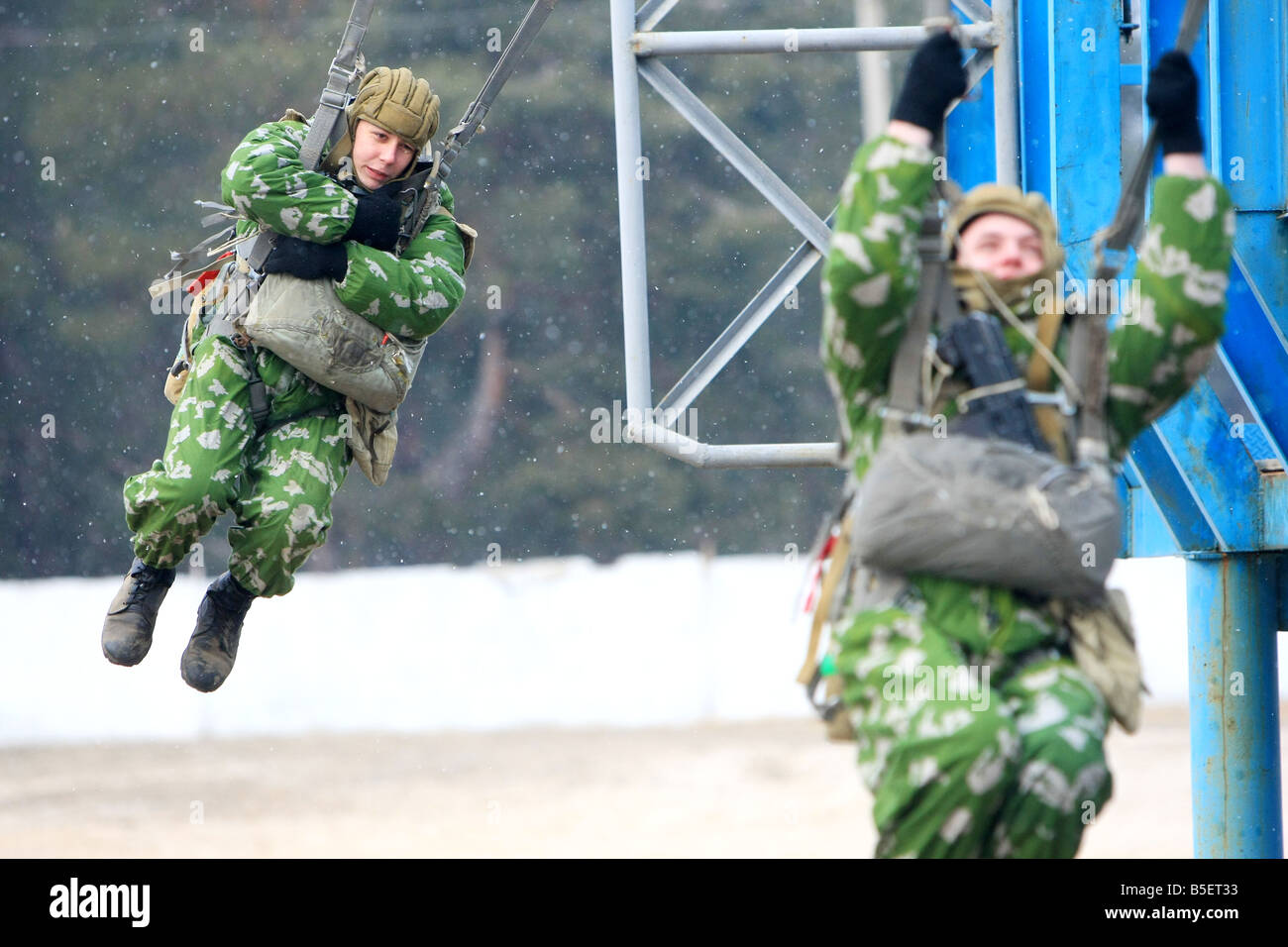Paratroopers exercise hi-res stock photography and images - Alamy