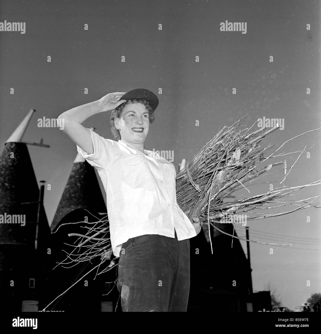 Hop picking kent england hop hi-res stock photography and images - Alamy