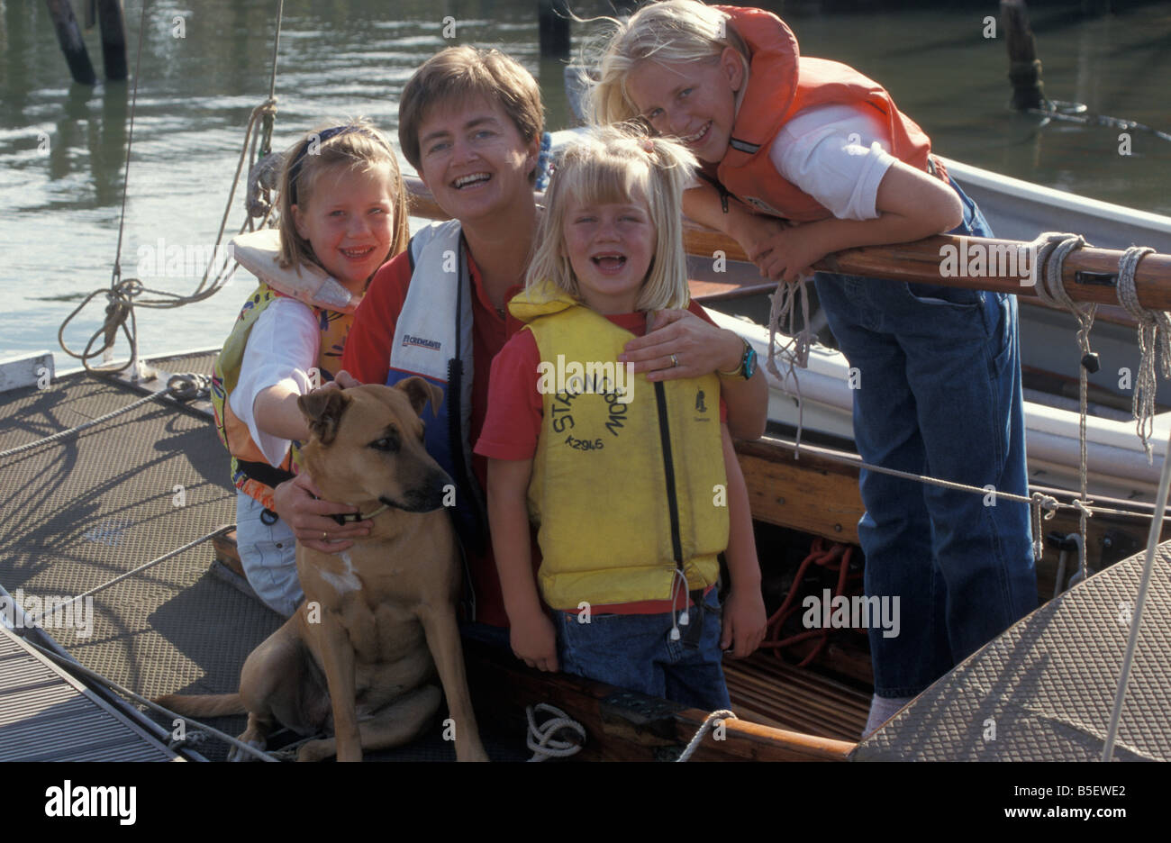 Kids in life jackets hi-res stock photography and images - Alamy