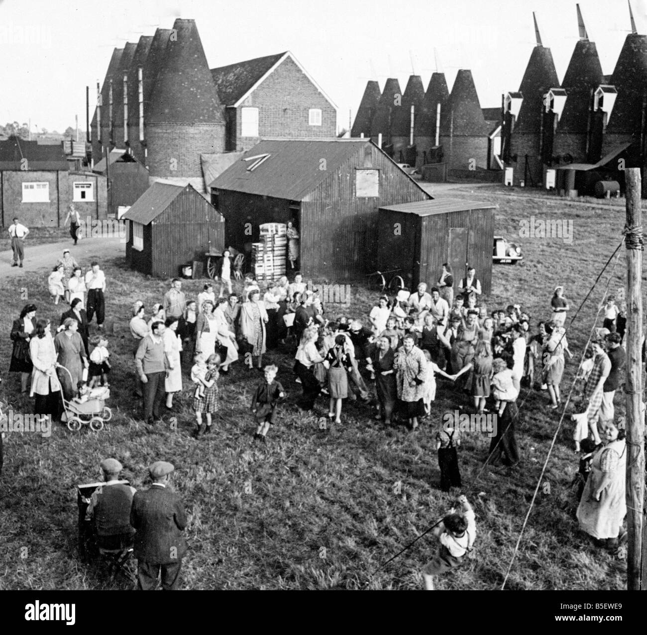 Hop Pickers High Resolution Stock Photography and Images - Alamy