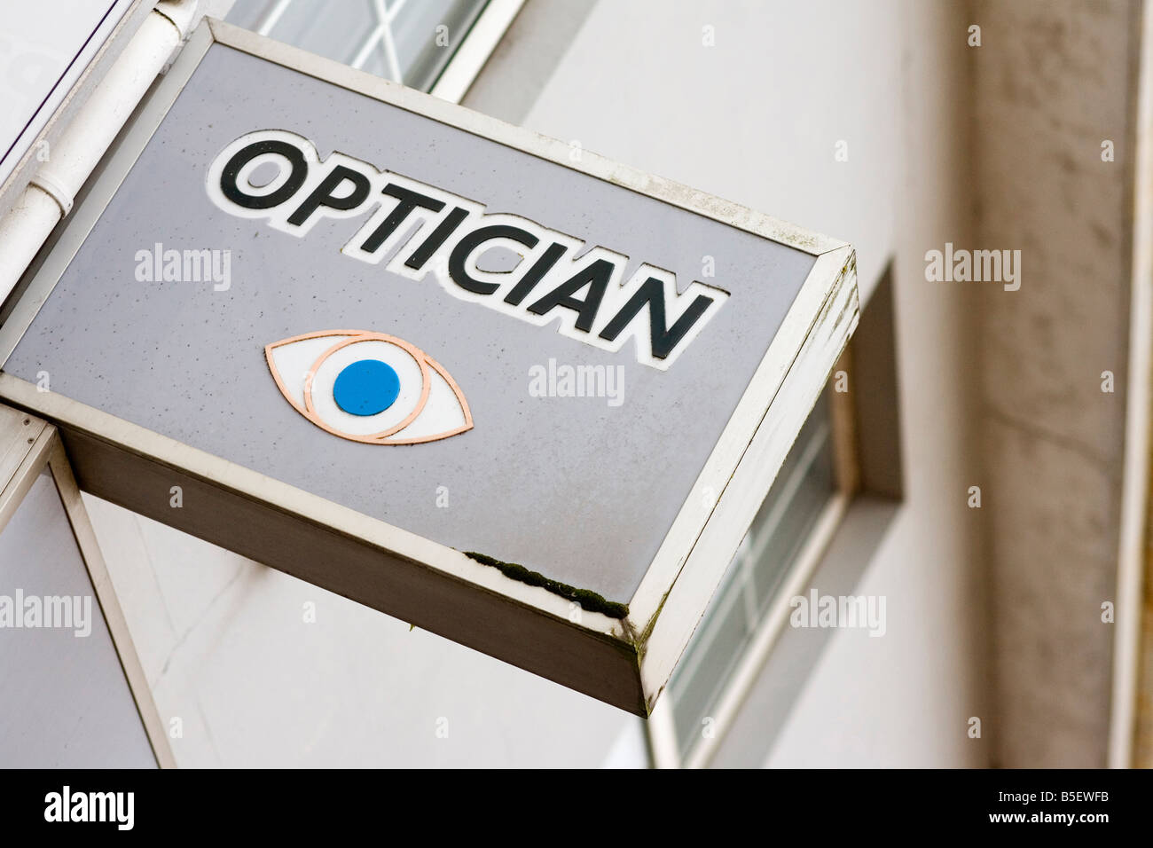 Sign optician hi-res stock photography and images - Alamy