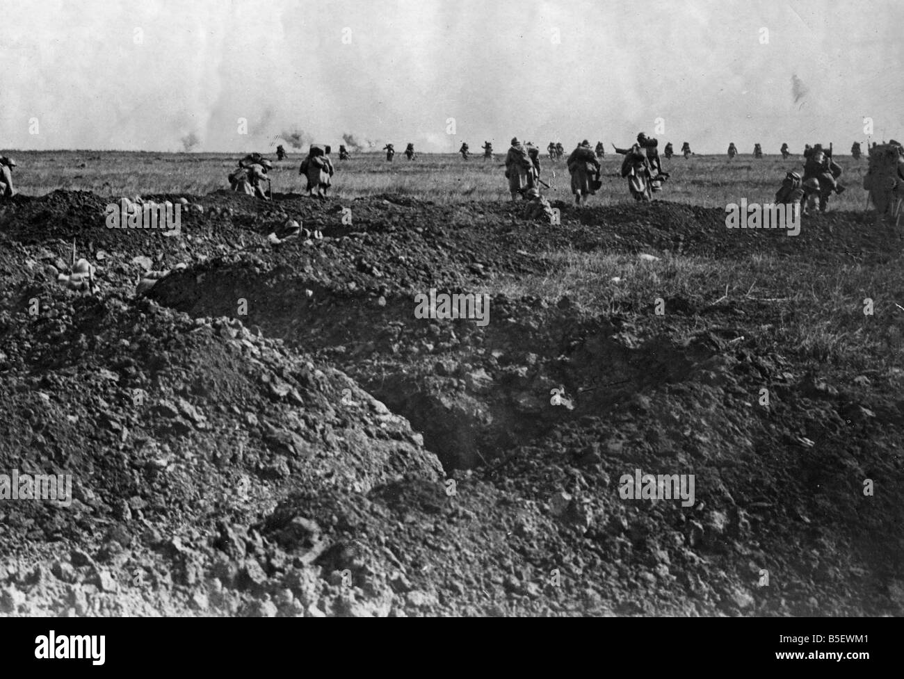 Over the top ww1 trenches troops hi-res stock photography and images ...