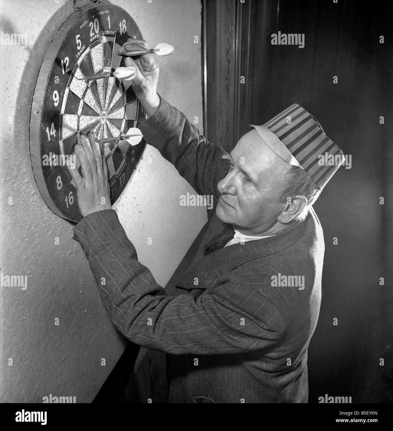1950s darts hi-res stock photography and images - Alamy