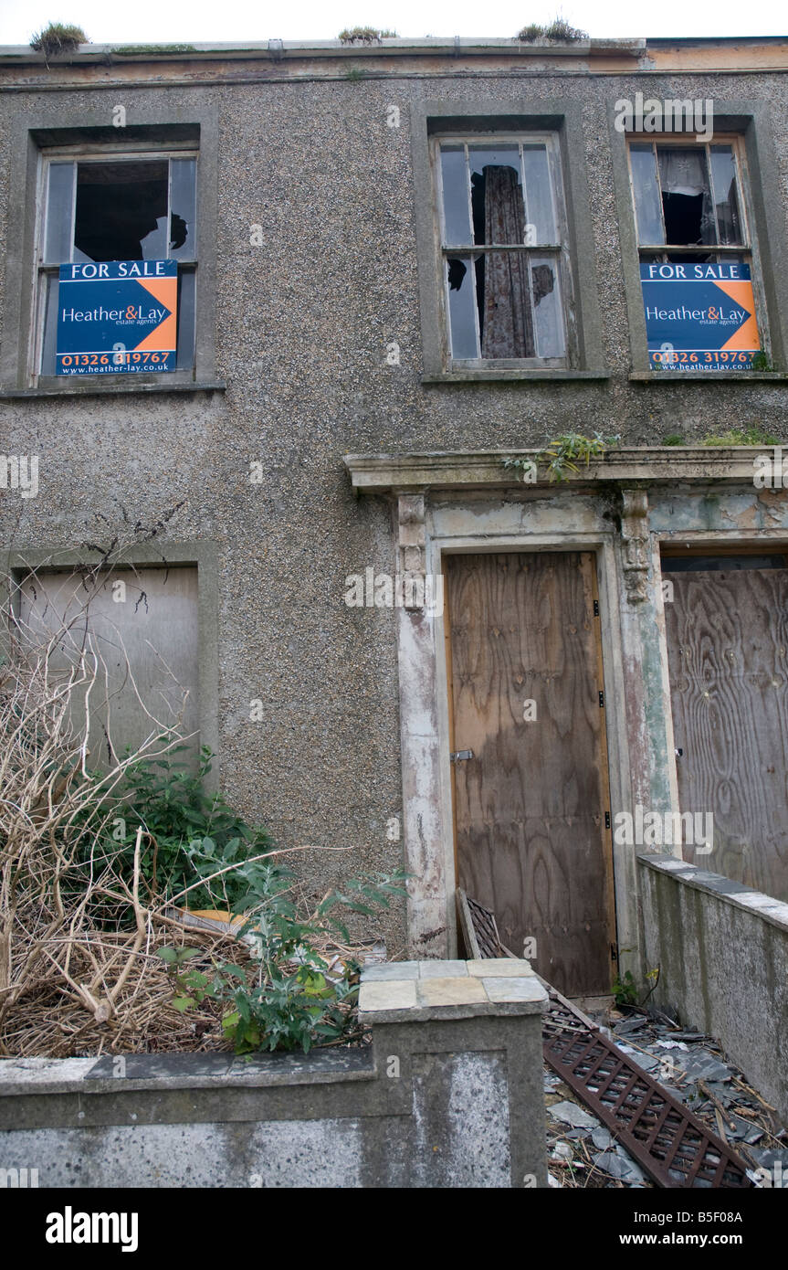 Dilapidated house uk hi-res stock photography and images - Alamy