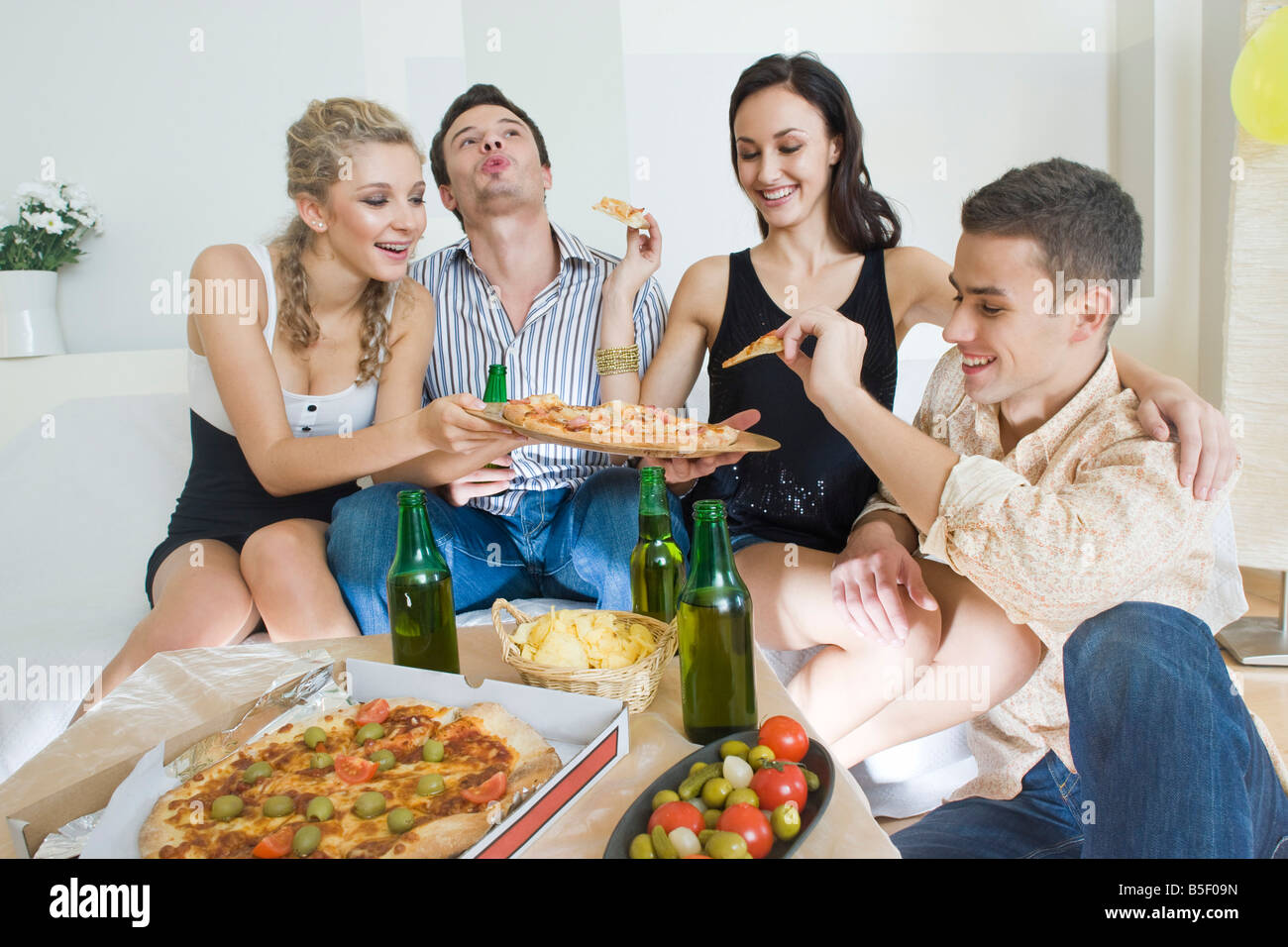 friends eating pizza Stock Photo - Alamy