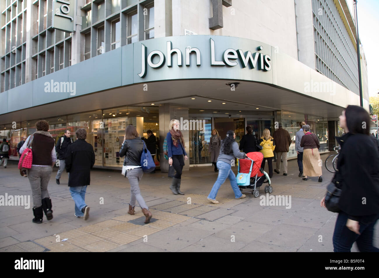 People shopping in Oxford Street Stock Photo - Alamy