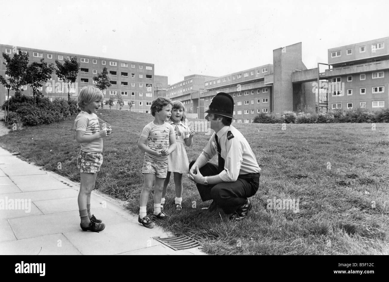 Talks to local children hi-res stock photography and images - Alamy