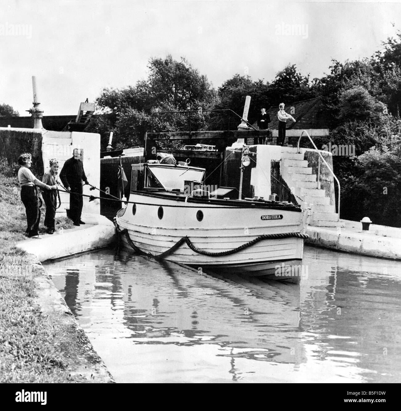 Passing through Radford Lock near Leamington Spa Stock Photo - Alamy