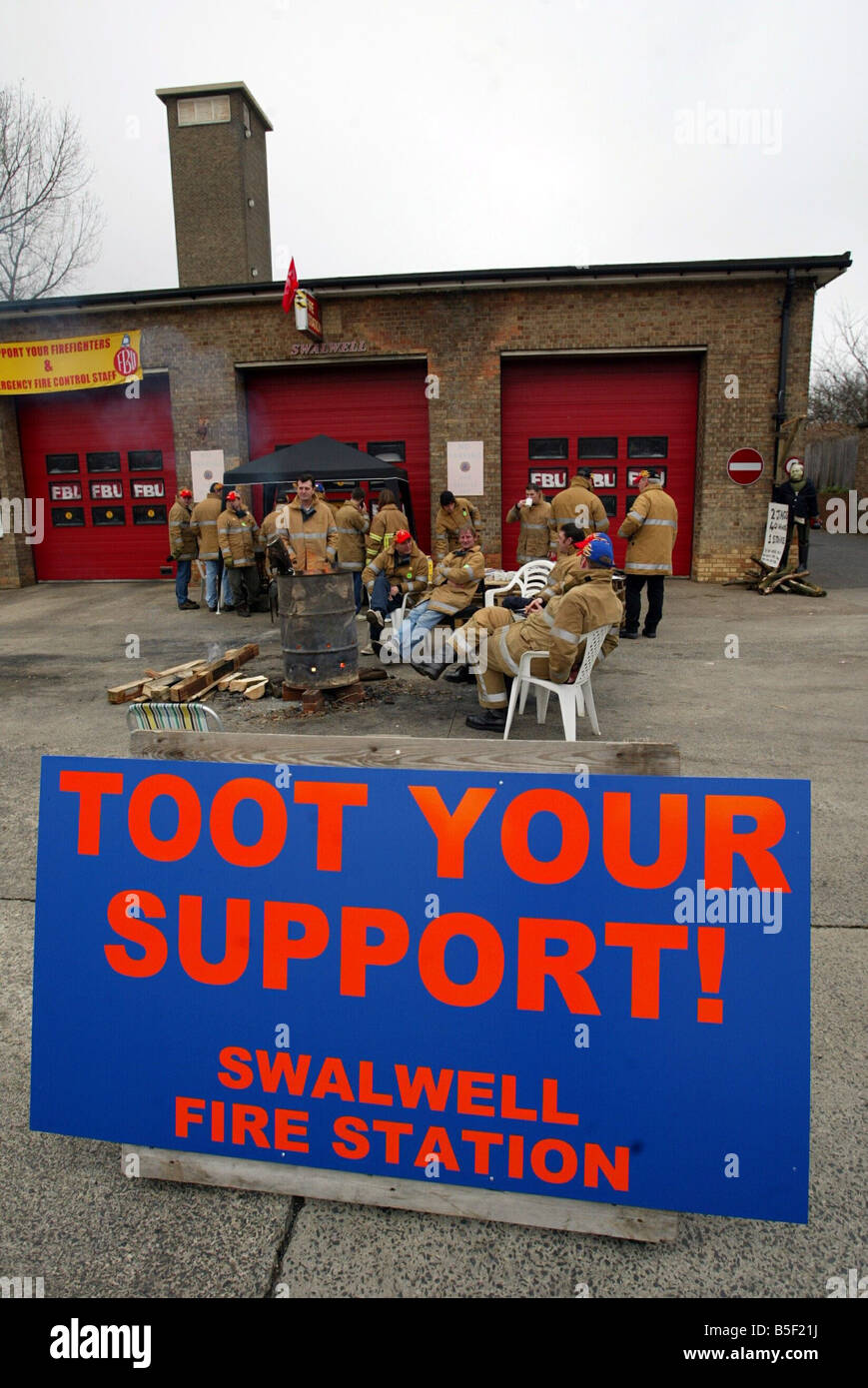 Fire station picket line hi-res stock photography and images - Alamy