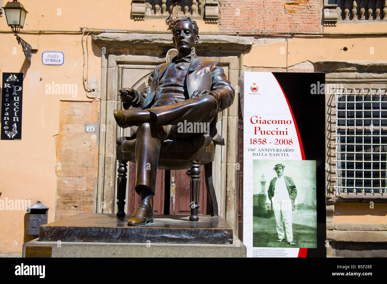 Giacomo Puccini statue, Piazza Cittadella, Lucca, Tuscany, Italy Stock ...