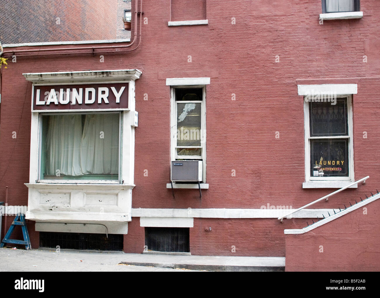 Laundromat building hi-res stock photography and images - Alamy