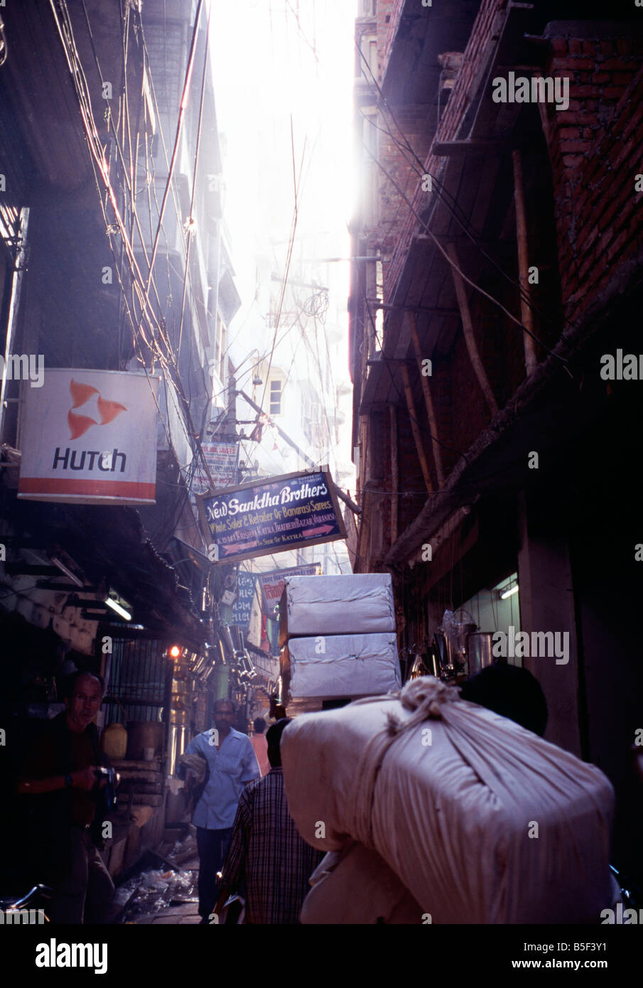 man carrying box, street scene, old Delhi, India Stock Photo - Alamy