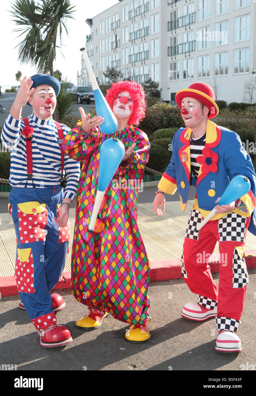mirror reporter beth neil as a clown at butlins clown convention bognor ...