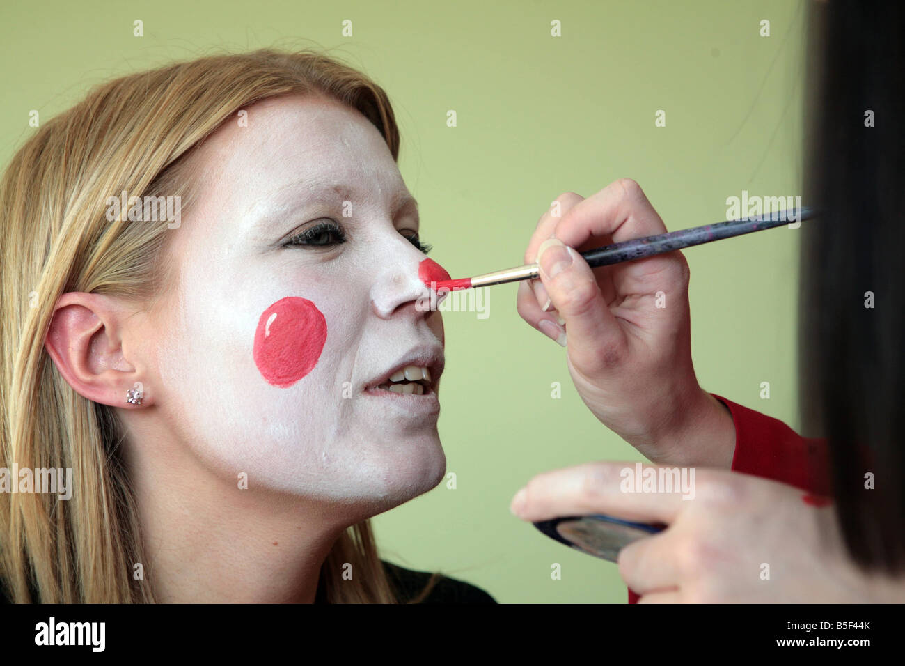 mirror reporter beth neil as a clown at butlins clown convention bognor ...