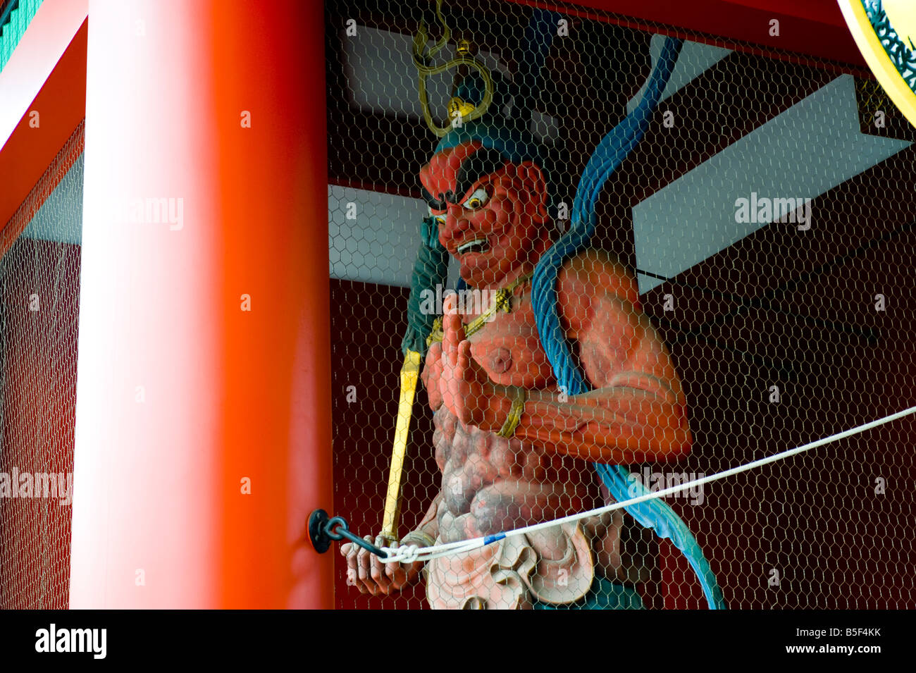 One of the Nio statues on either side of The Hozomon main gate to the ...