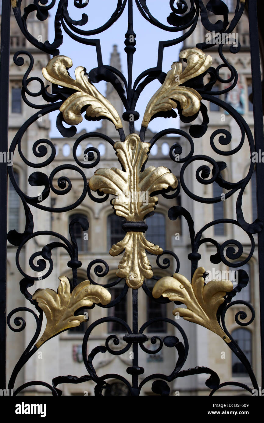 College gates oxford university hi-res stock photography and images - Alamy
