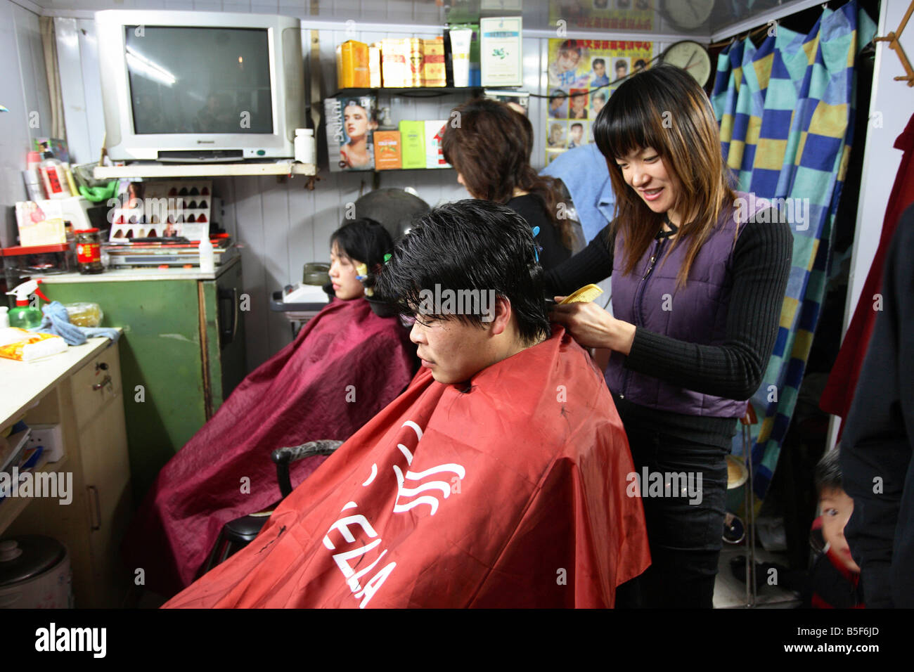 Barber cutting hair china hi-res stock photography and images - Alamy
