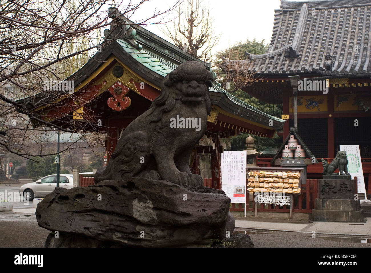 Tokyo sensoji temple lion hi-res stock photography and images - Alamy