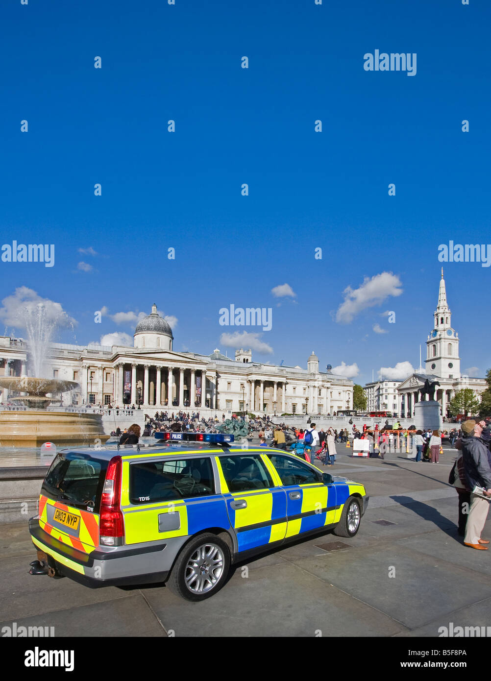 Police Car in Trafalgar Square Stock Photo - Alamy