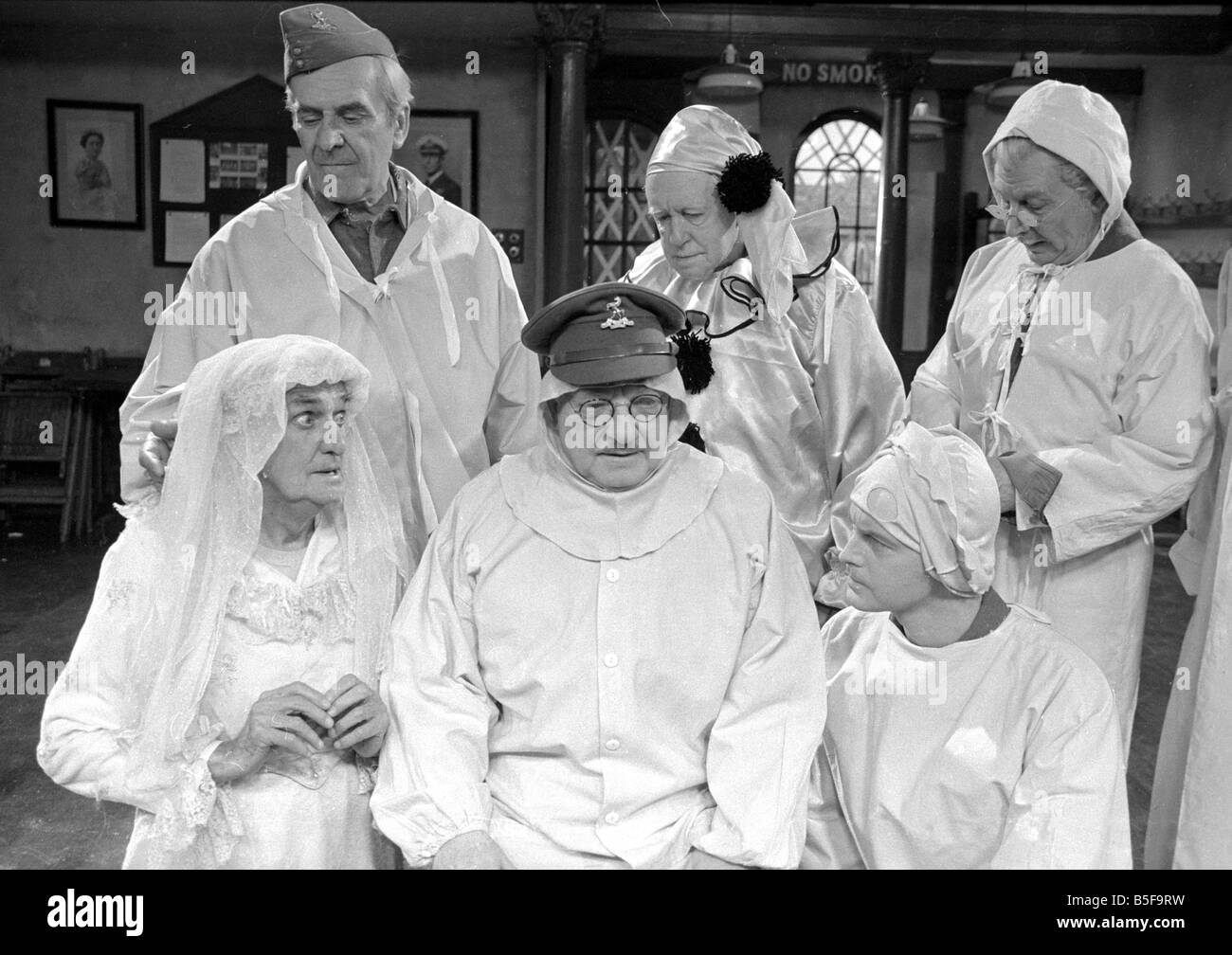 Cast popular television show hi-res stock photography and images - Alamy