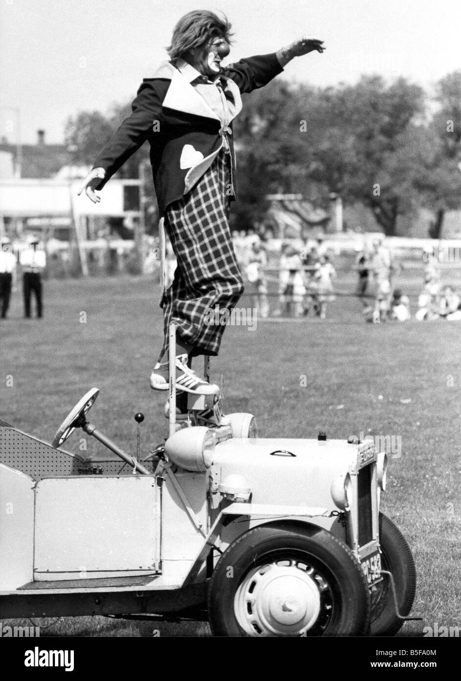 Ben Lester entertaining the children at a British Steel Gala Stock ...