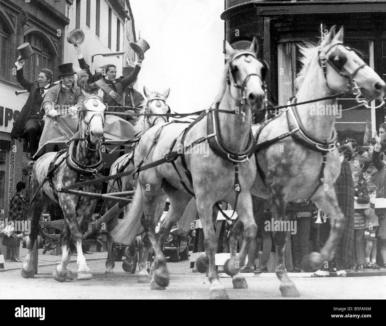A stagecoach making its way to London from Edinburgh for the first time ...