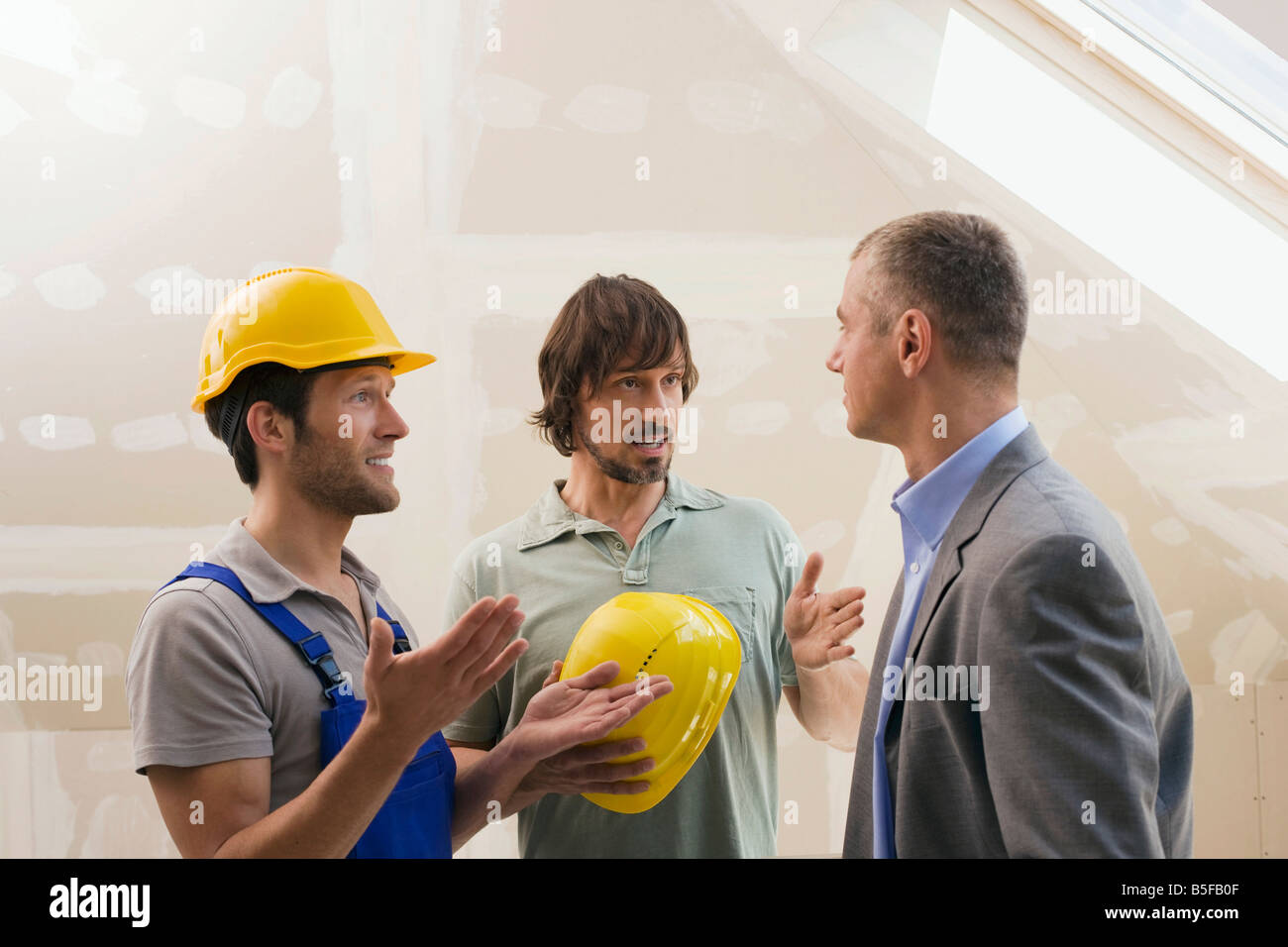 Two craftsmen talking hi-res stock photography and images - Alamy