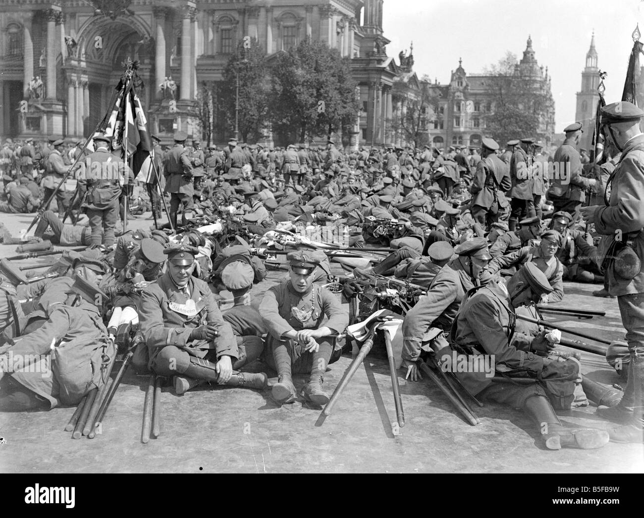 About 80 000 members of the World War One veterans paramilitary group ...