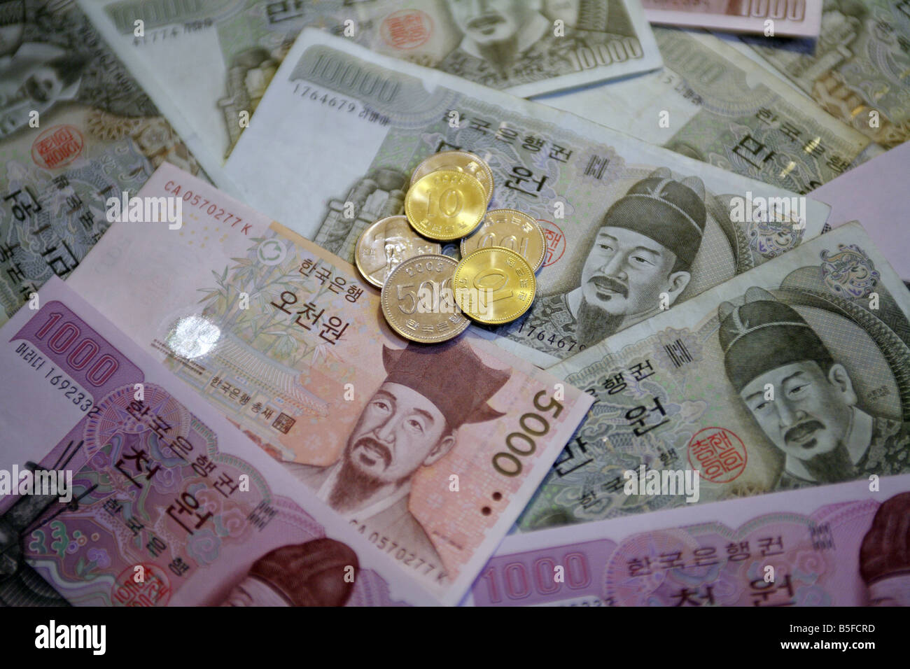 Korean Won banknotes and coins Stock Photo - Alamy