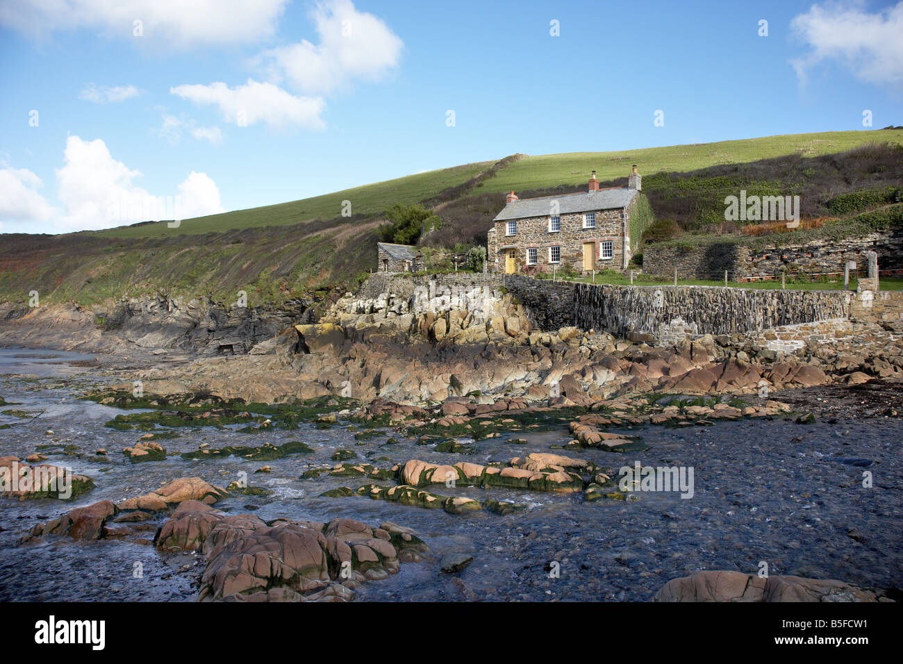 Cornwall cottage cliff hi-res stock photography and images - Alamy