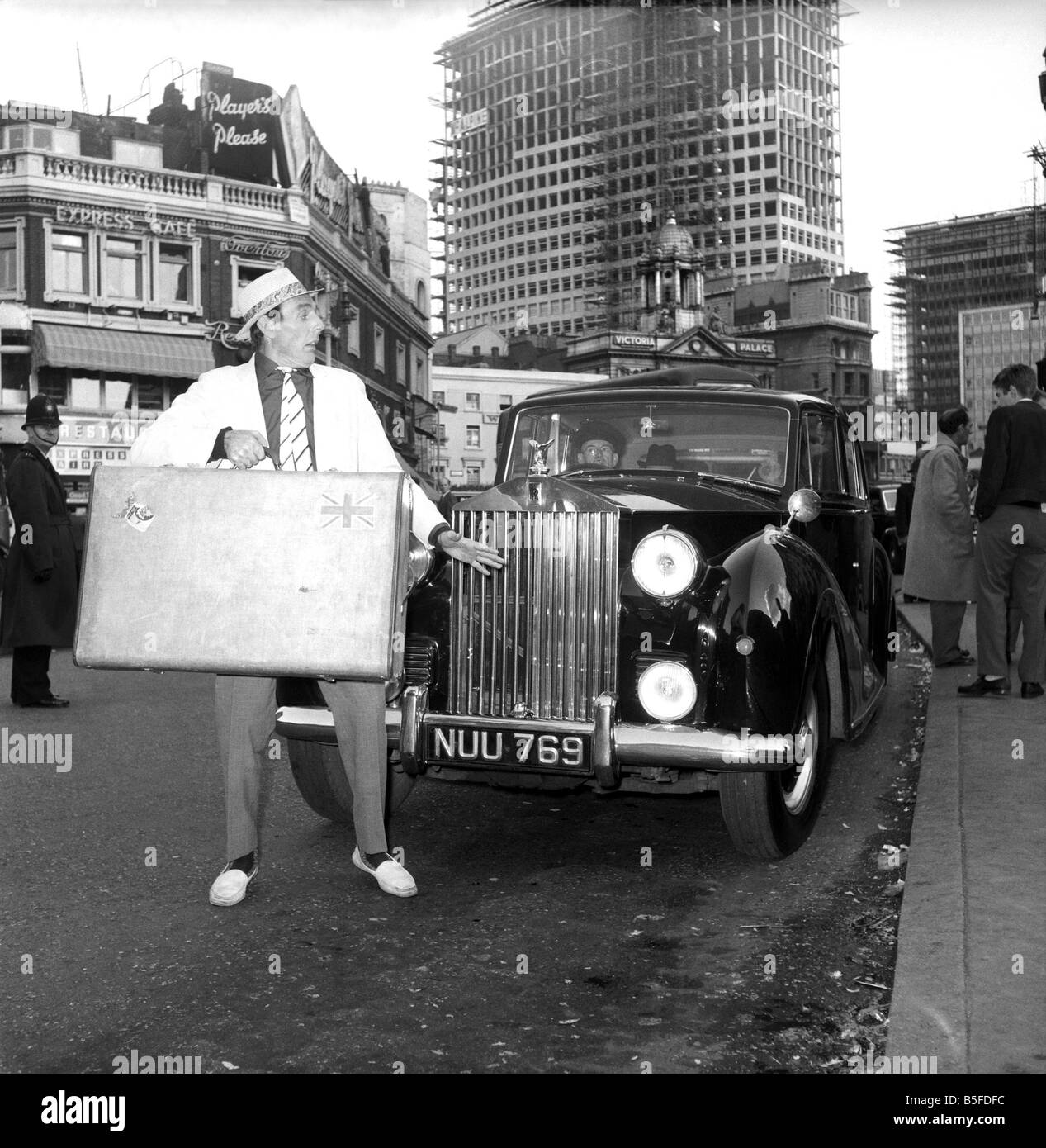 On location at Victoria Station the M.G.M. film ñVillage of Daughterî ...
