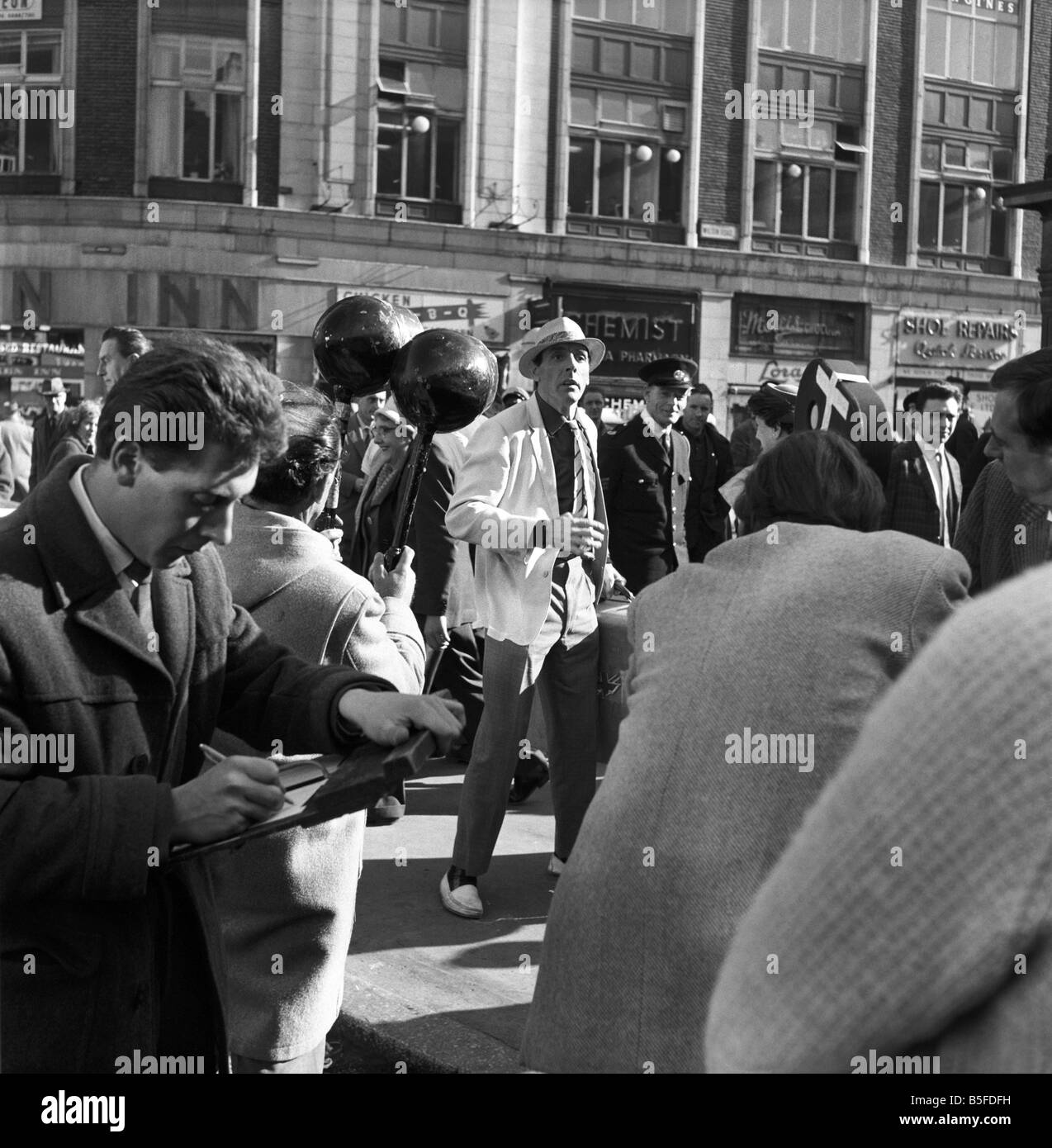 On location at Victoria Station the M.G.M. film ñVillage of Daughterî ...