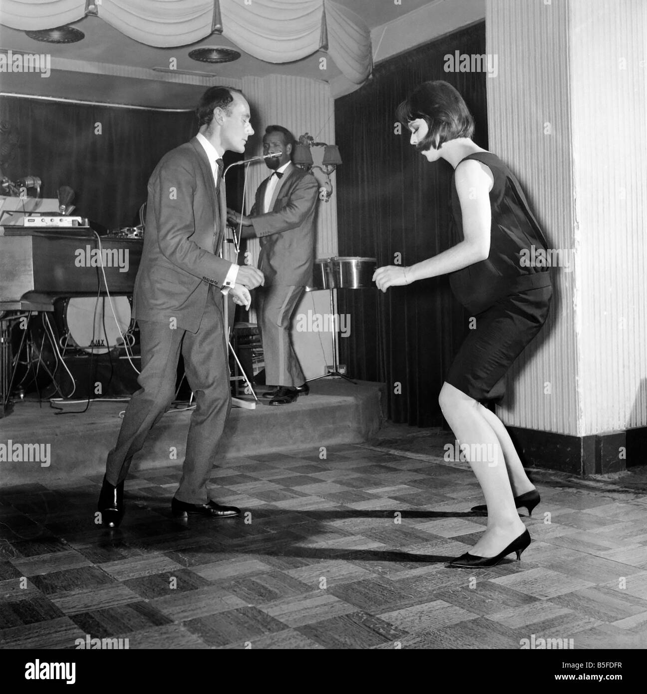 Twist dance 1960s hi-res stock photography and images - Alamy