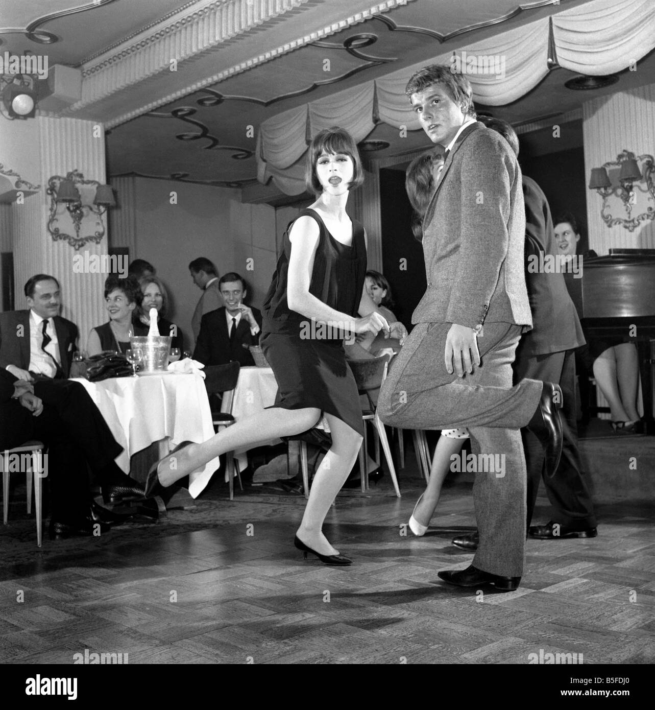 Twist dance 1960s hi-res stock photography and images - Alamy