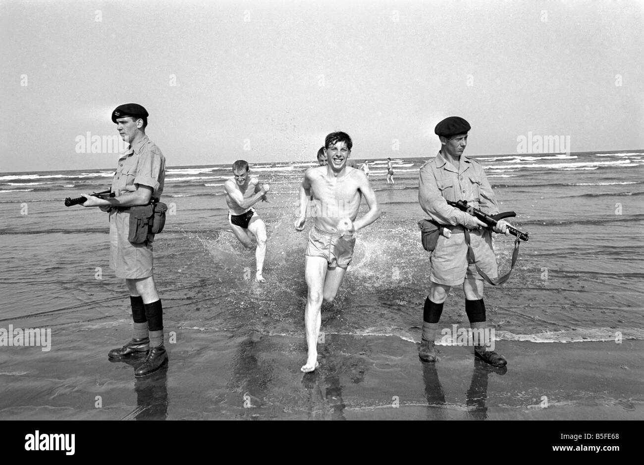 British beach 1960s hi-res stock photography and images - Alamy
