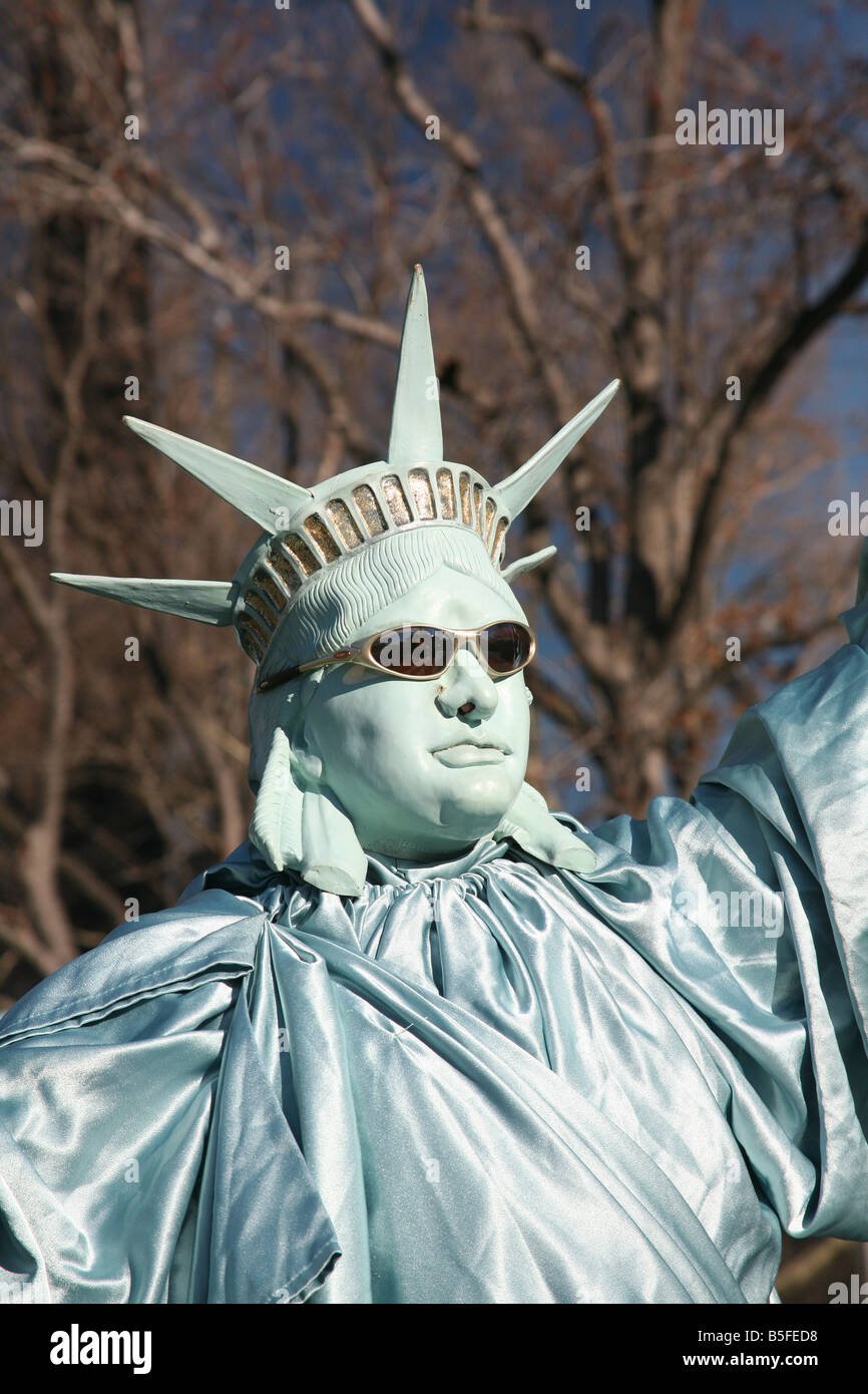 a man dressed as liberty statue Stock Photo - Alamy