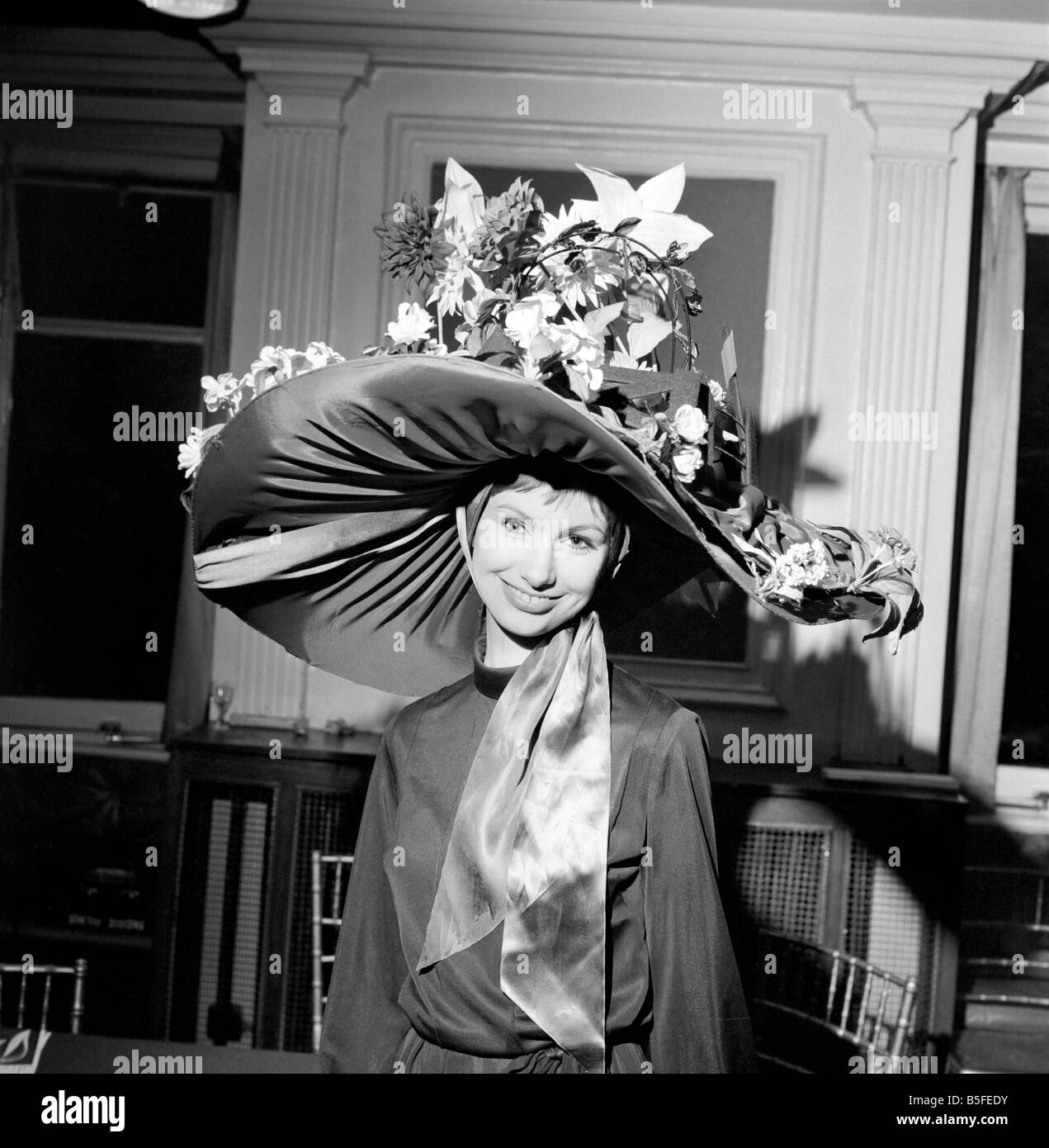 Easter bonnet 1960s hi-res stock photography and images - Alamy
