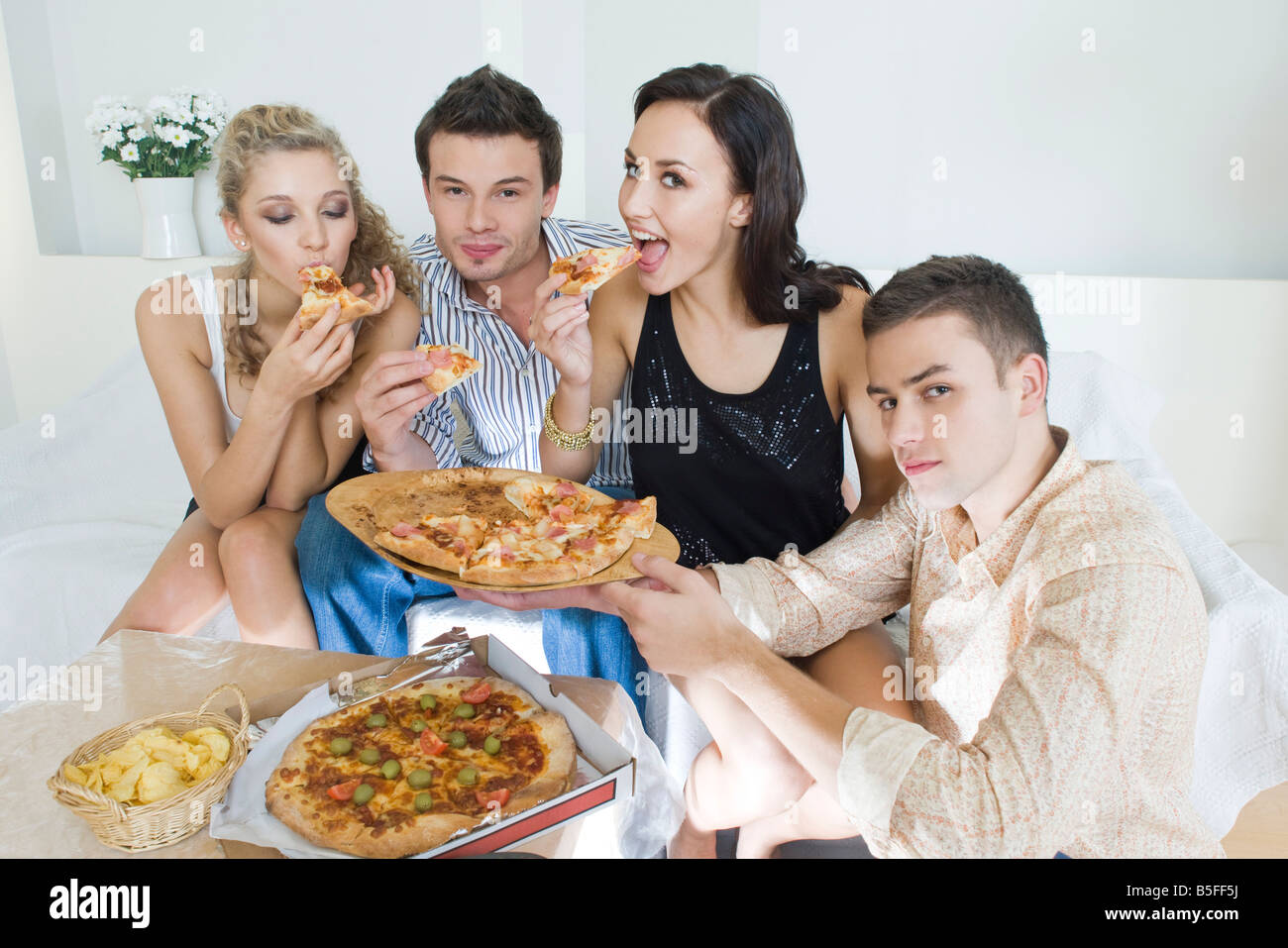 friends eating pizza Stock Photo - Alamy