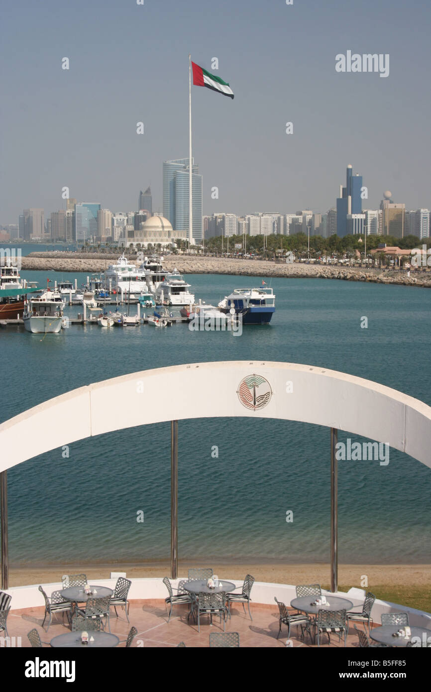 Abu dhabi corniche uae flag hi-res stock photography and images - Alamy