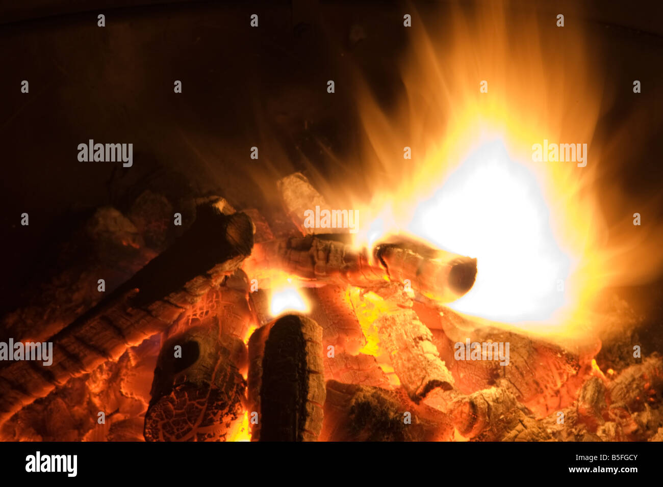 A log fire Stock Photo - Alamy