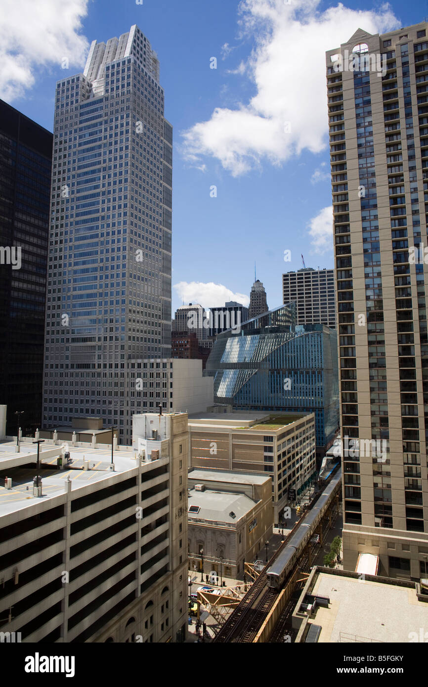 A view of downtown Chicago and an elevated train track with the Chicago ...