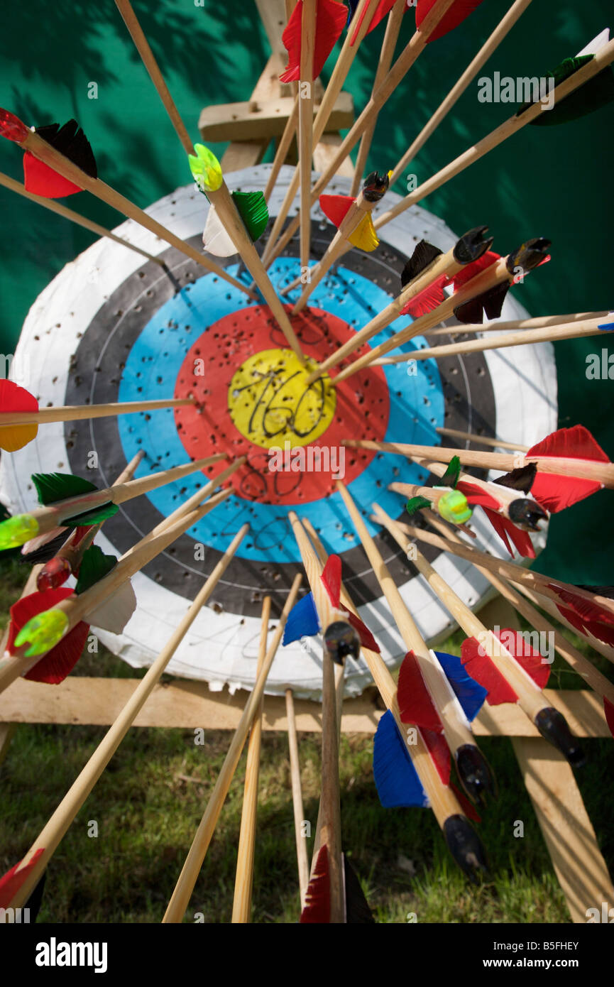 Archery target arrows arrow hi-res stock photography and images - Alamy