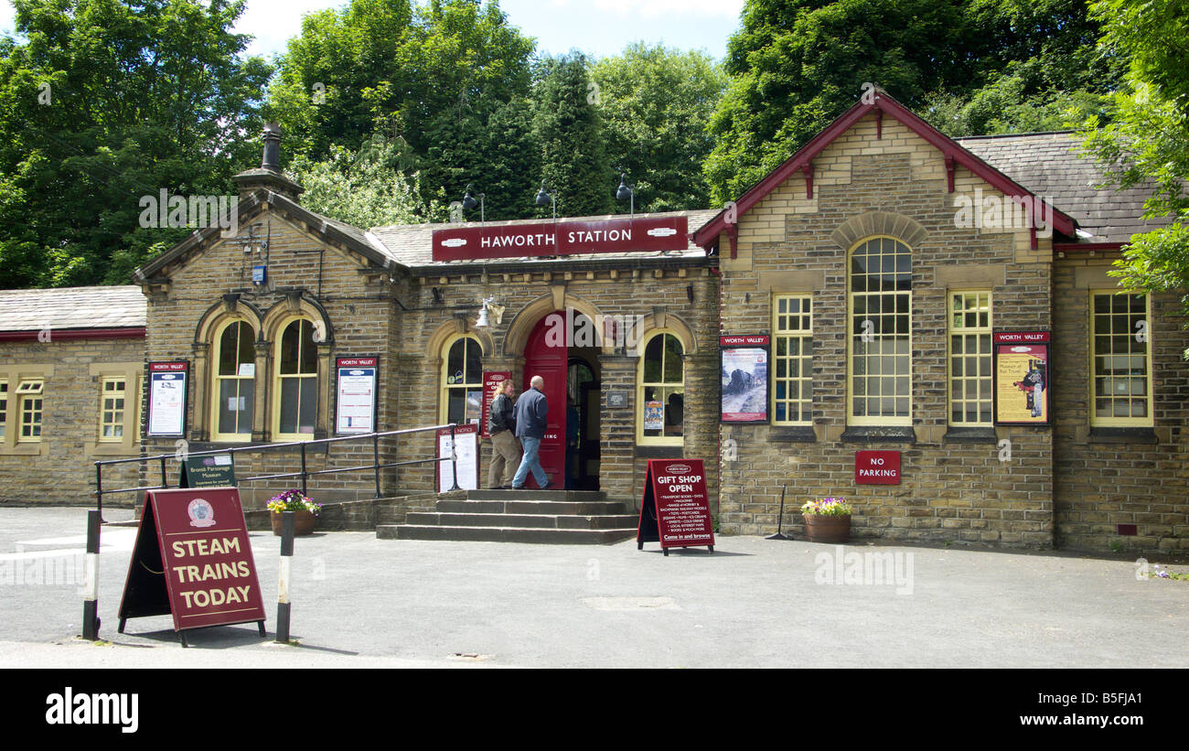 Yorkshire haworth station train High Resolution Stock Photography and ...