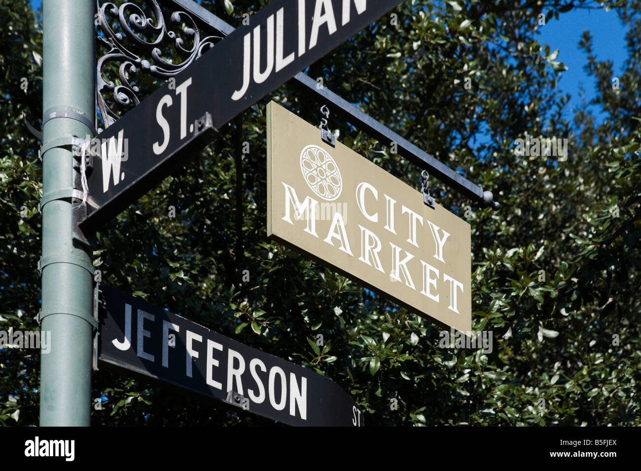 City centre road sign hi-res stock photography and images - Alamy