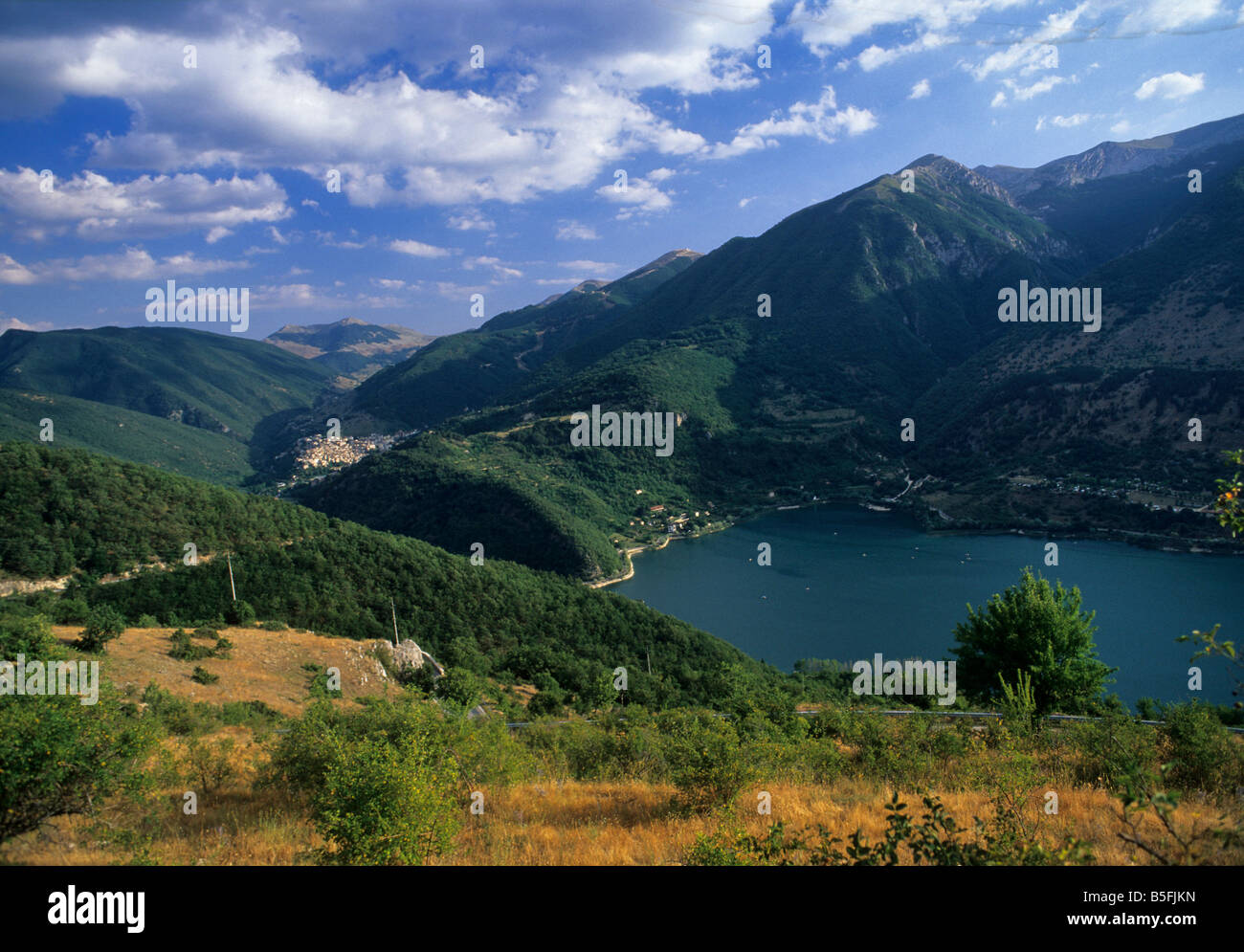 Lake scanno laquila abruzzo hi-res stock photography and images - Alamy