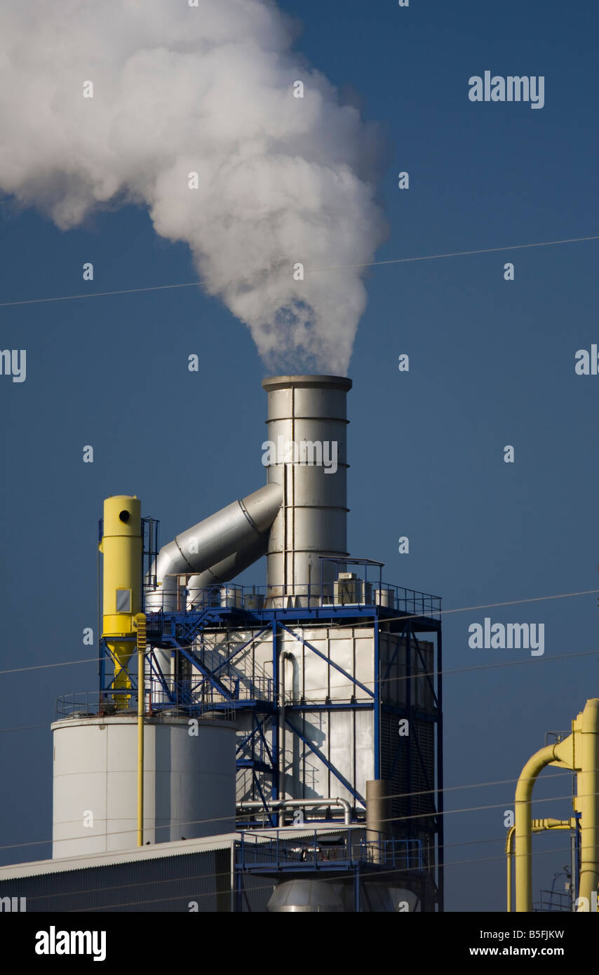 industrial plant exhausts smoke into the air Stock Photo - Alamy