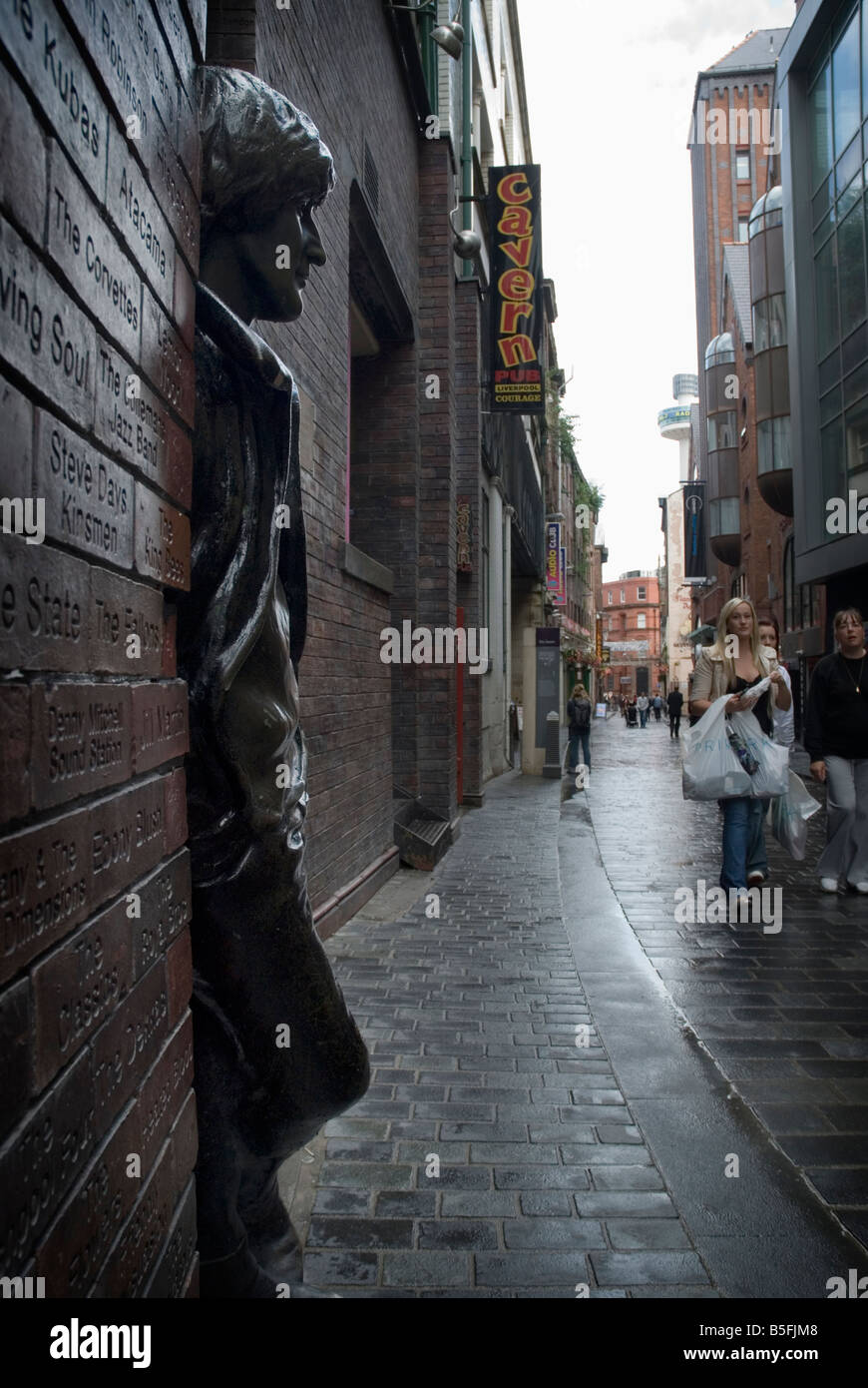 John Lennon Statue in Mathew Street outide the site of the Cavern Club ...