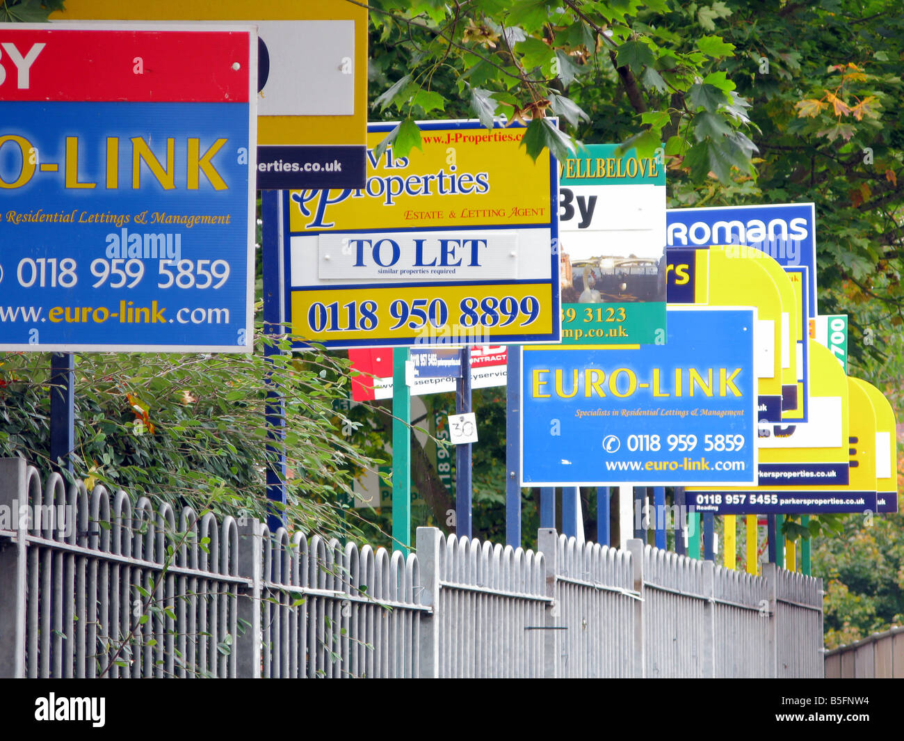 domestic property to let signs Stock Photo - Alamy