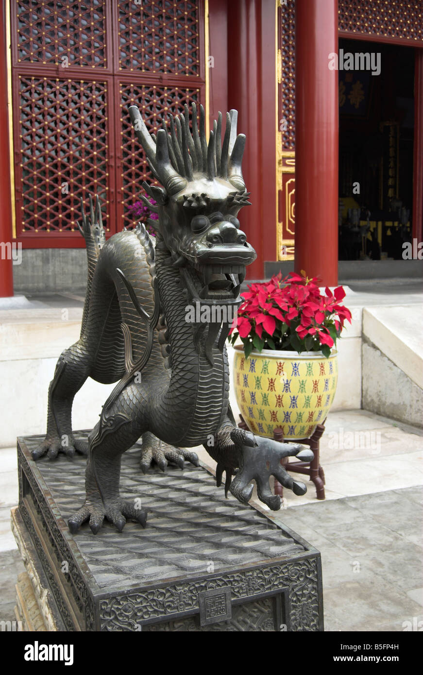 Dragon statue in Summer Palace, Beijing Stock Photo - Alamy